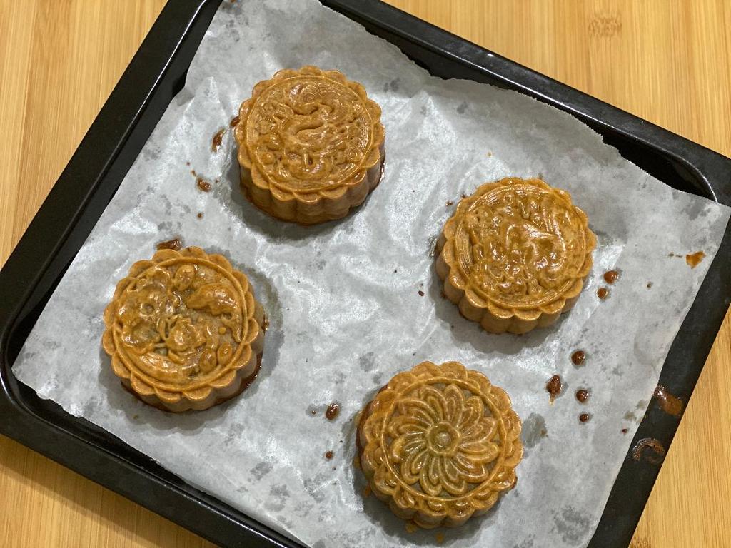 Traditional Baked Mooncake Recipe with Easy & Step-by-step Homemade ...