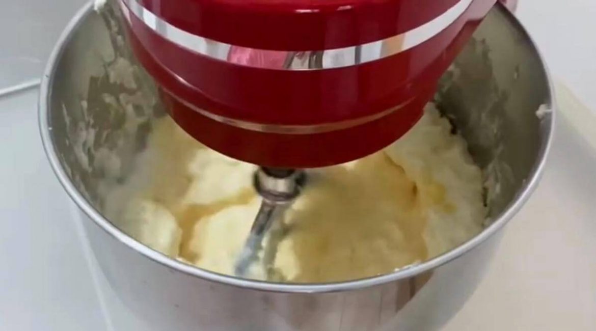 Who doesn't love a cheesecake? This one is going to dazzle everyone