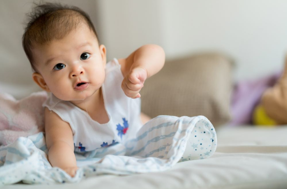 Perkembangan Bayi Yang Sihat & Penting Sepanjang Tahun Pertama Si Manja ...